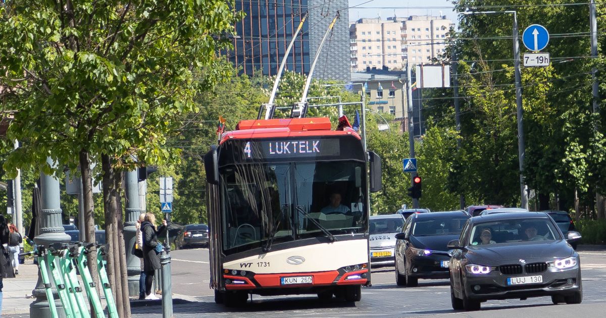 Sotinėje troleibusas nutrenkė moterį, ji atsidūrė po transporto ...