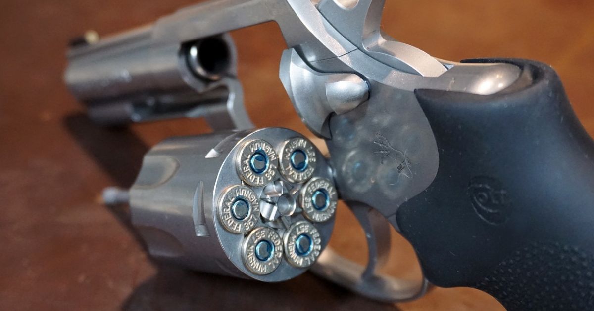 Jonavoje sustabdžius automobilį, pas vyrą rastas neteisėtai laikomas ...