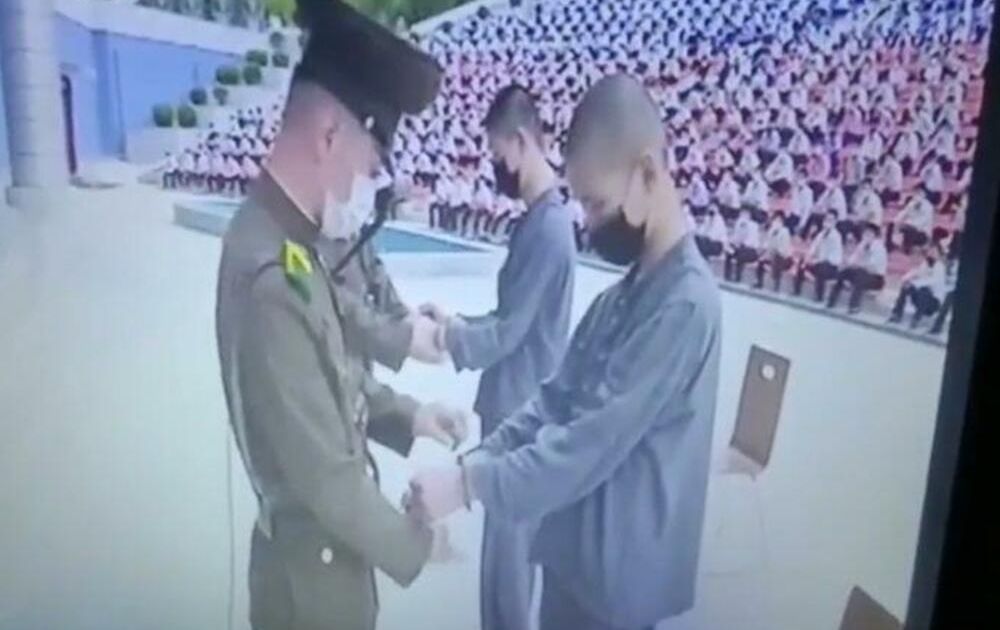 Šiaurės Korėjoje nuteisti pietiečių kanalus žiūrėję paaugliai ...