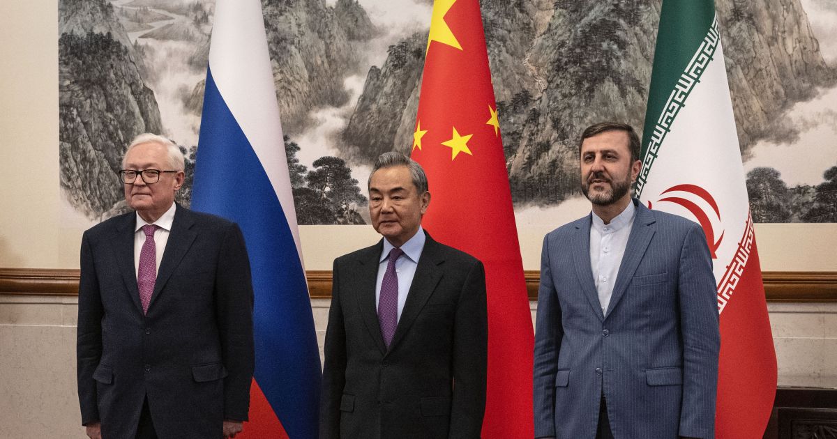 Kinijos, Irano ir Rusijos diplomatai susitiko derybų dėl branduolinės ...