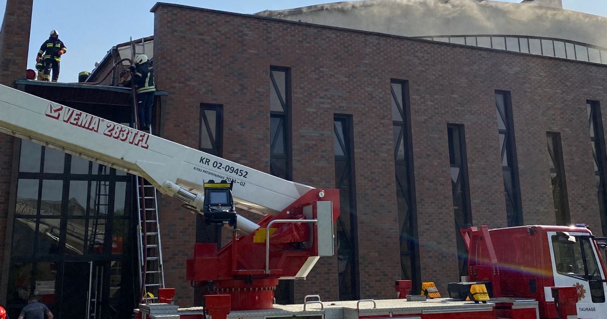 Ugniagesiams vis dar nepavyko užgesinti Pagėgių bažnyčios: nelaimės ...