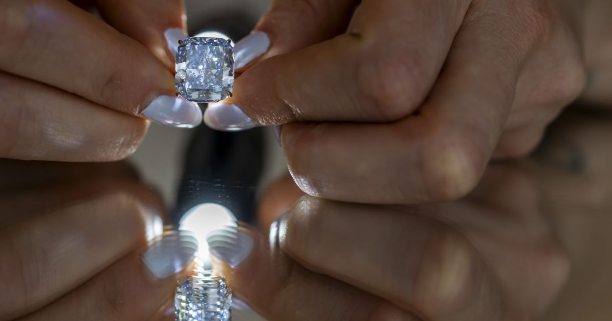 Aukcione už beveik 20 mln. eurų parduotas retas mėlynasis deimantas - Respublika.lt - Naujienų ...