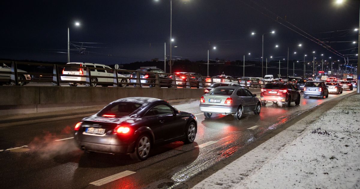 Kelininkai įspėja: naktį eismo sąlygas sunkins plikledis, lijundra ir ...