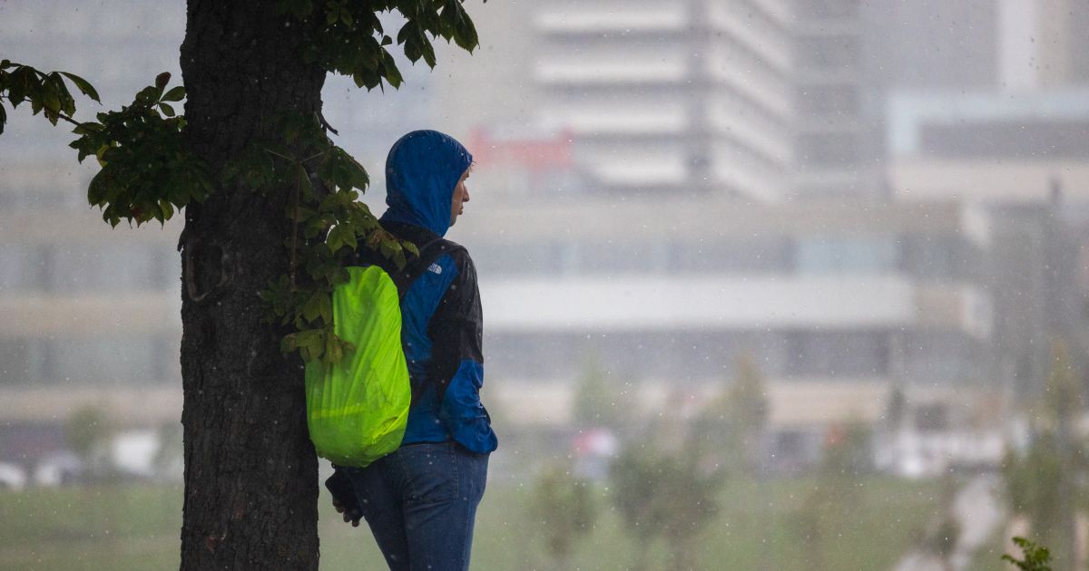 Draudikai skaičiuoja per Lietuvą praslinkusios audros padarytą žalą ... Draudikai skaičiuoja per Lietuvą praslinkusios audros padarytą žalą ...