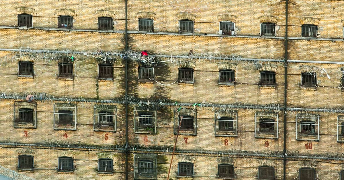 Kalinys sužalojo pareigūną stiklo šuke - tai jau trečias užpuolimas šią ...