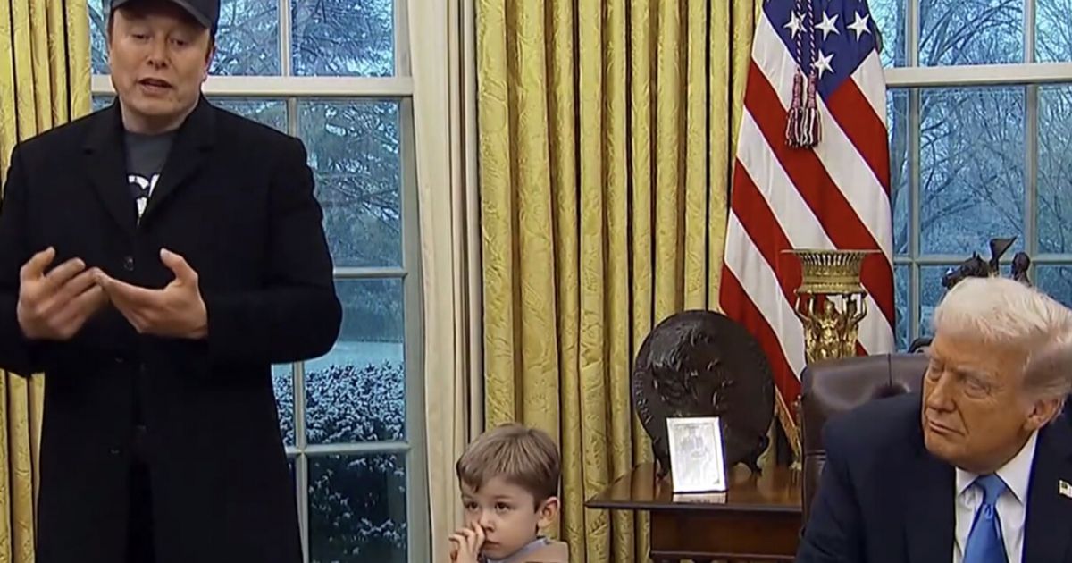 D.Trumpas pakeitė garsųjį „Resolute“ stalą po to, kai I.Masko sūnus ant jo paliko snarglį ...