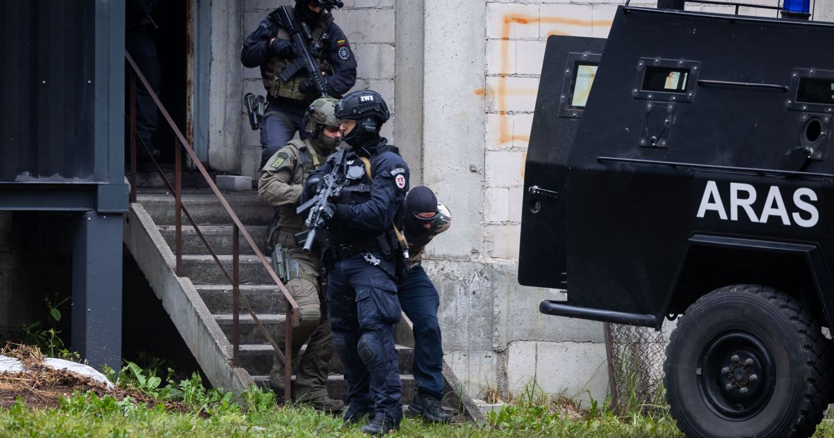 Radviliškio gyventojo namuose apsilankė „Aras“ – išgabeno sprogmenis ir ...