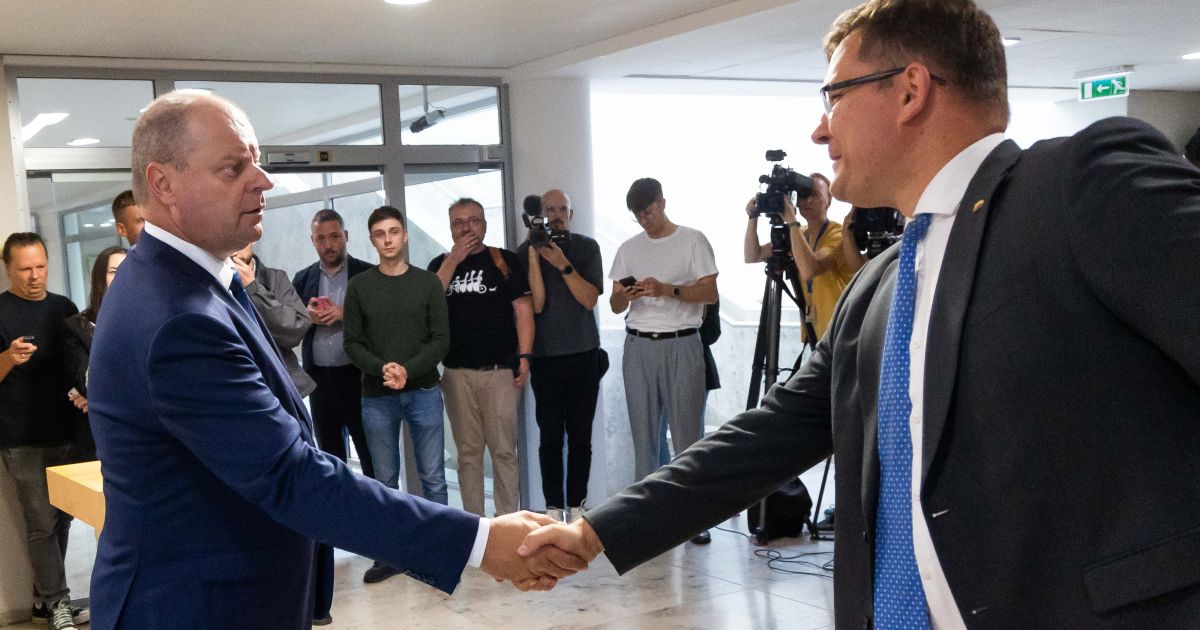 Konservatoriai, liberalai ir demokratai pasirašė susitarimą dėl ...