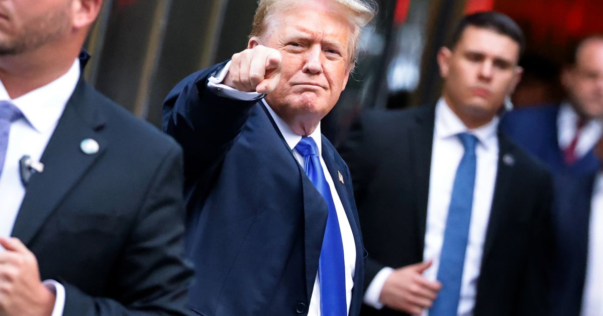 D.Trumpas pripažintas kaltu pagal visus jam baudžiamojoje byloje pareikštus kaltinimus ...