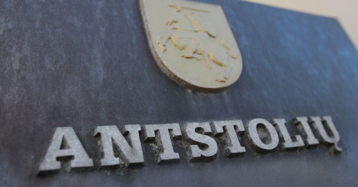 Nuo liepos 1 d. iš atlyginimų antstoliai išskaičiuos mažesnę dalį ...